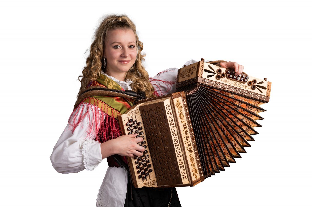Naši junaki - Danaja Grebenc - Harmonika je v dobrem in slabem moja ...